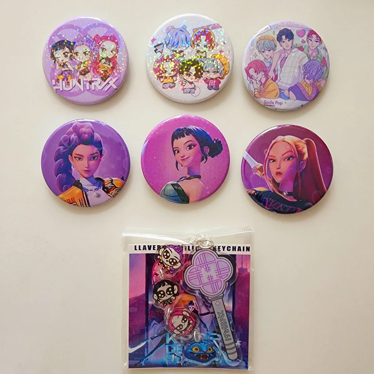 PACK KPOP DEMON HUNTER-6 PIN HOLOGRAFICOS + LLAVERO HUNTRIX