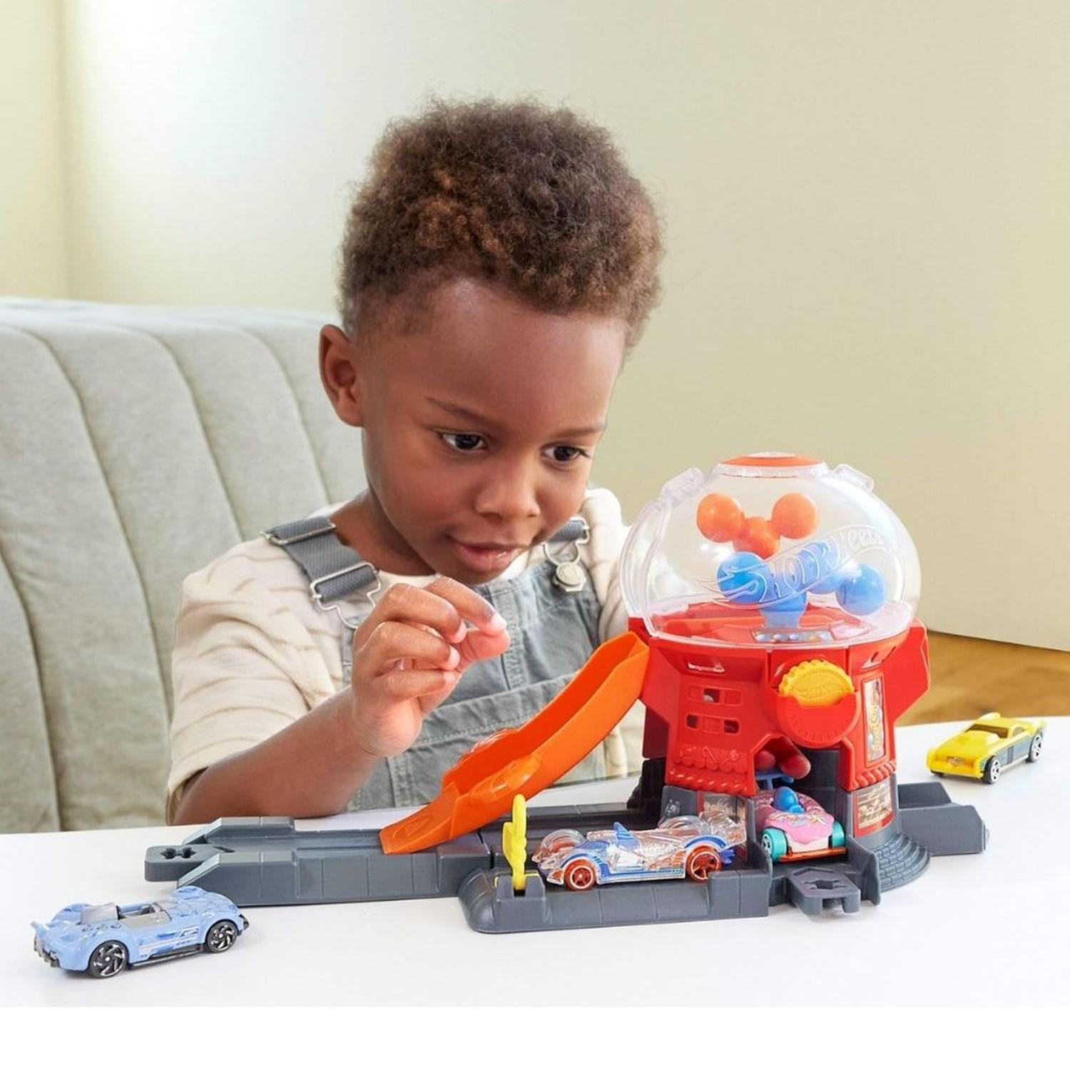 PISTA DE CARRERAS HOT WHEELS - MAQUINA DE CHICLES CON VEHÍCULO