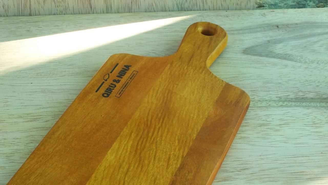 Ripley - TABLA DE QUESOS RECTANGULAR QIRU Y NINA DE MADERA
