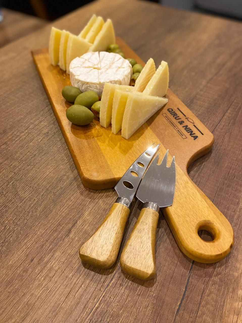 Ripley - TABLA DE QUESOS RECTANGULAR QIRU Y NINA DE MADERA