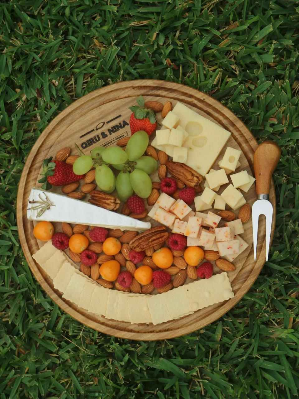 Ripley - TABLA DE QUESOS CIRCULAR QIRU Y NINA DE MADERA