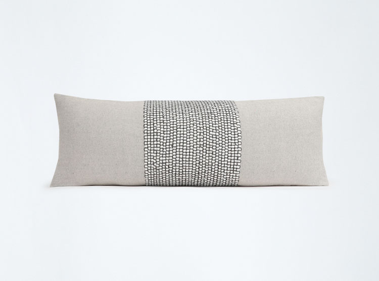 COJÍN MAISON LINETT BORDADOS 90 X 35 CM GRIS BUCKLE
